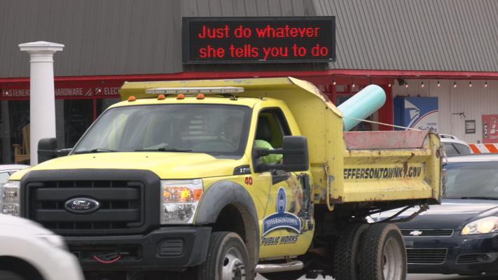 'We sell fresh chicken poop' | Funny hardware store sign turns heads in ...