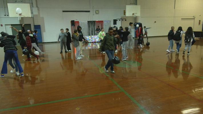 Former UofL basketball star helps students at Thomas Jefferson Middle ...