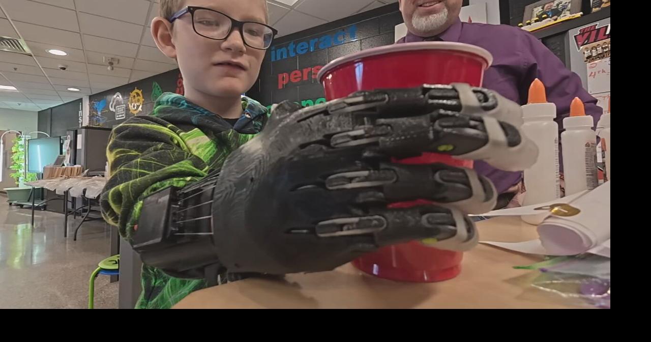 Glasgow teacher 3D prints right hand for student born without one | Morning | wdrb.com