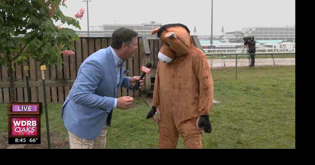 Keith Kaiser catches the loose horse on the backside | | wdrb.com