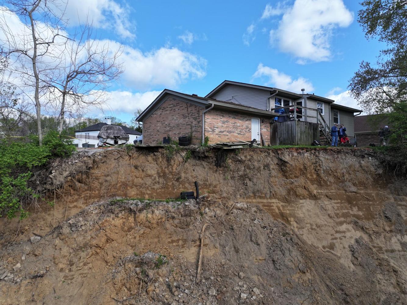 Mudslide threatens Prospect homes teetering above Harrods Creek | Local News | wdrb.com