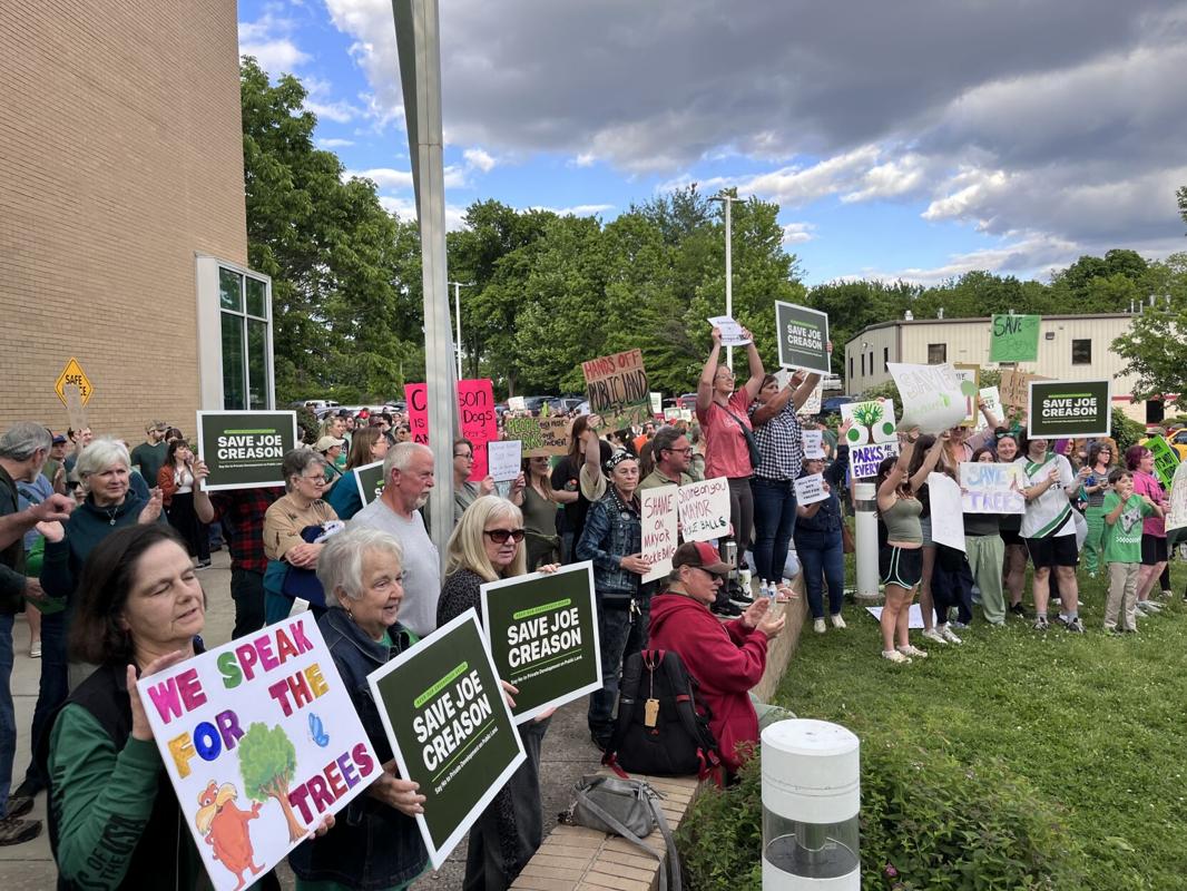 Chants, signs and questions: Hundreds pack meeting on Joe Creason Park ...