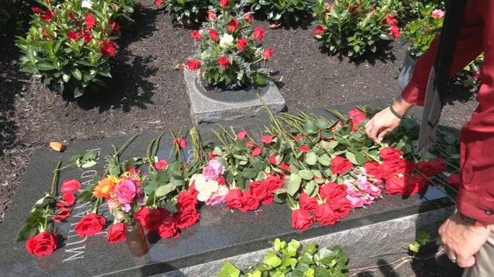 Louisville remembers Muhammad Ali with roses at his grave 9 years after ...