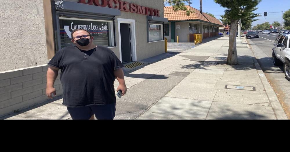 Man wearing mask on street in Los Angeles | | wdrb.com