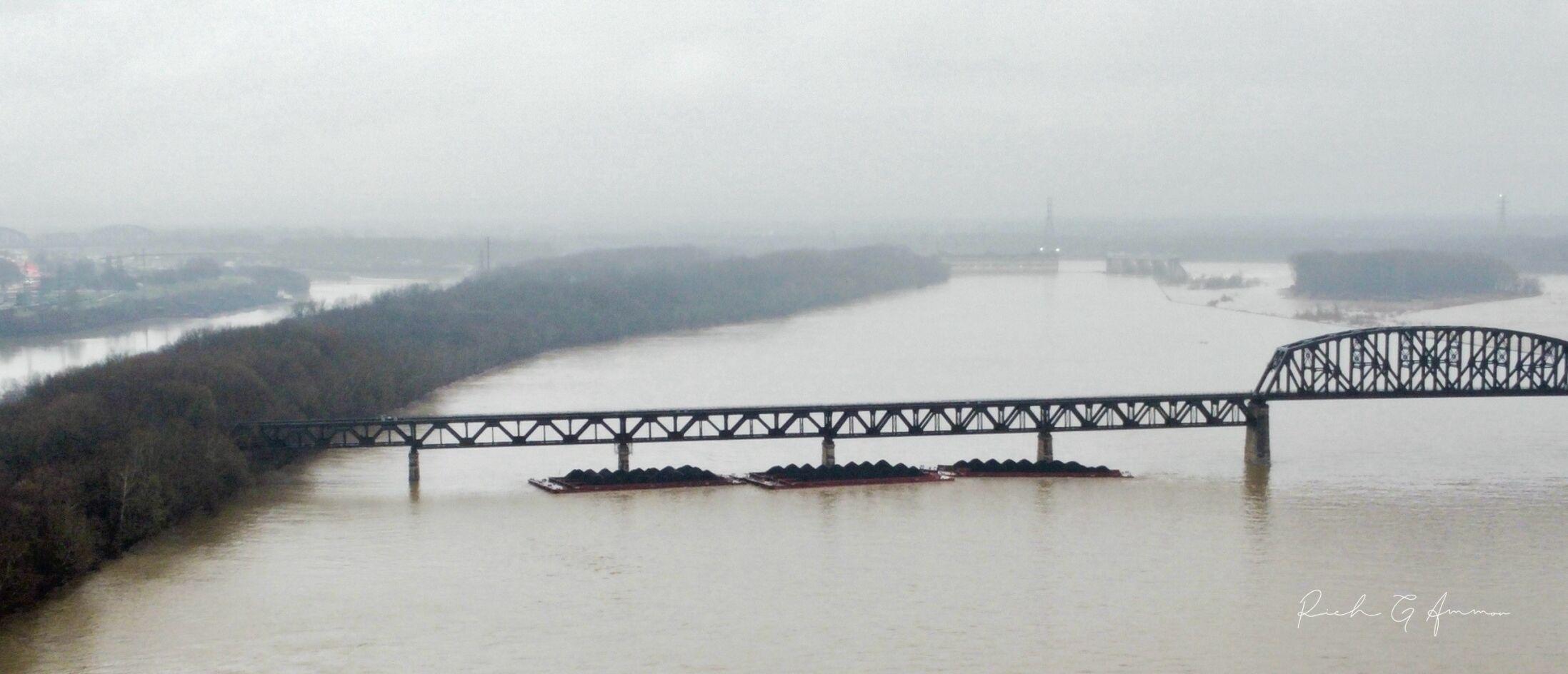 10 coal barges break loose on Ohio River near McAlpine Lock and Dam ...