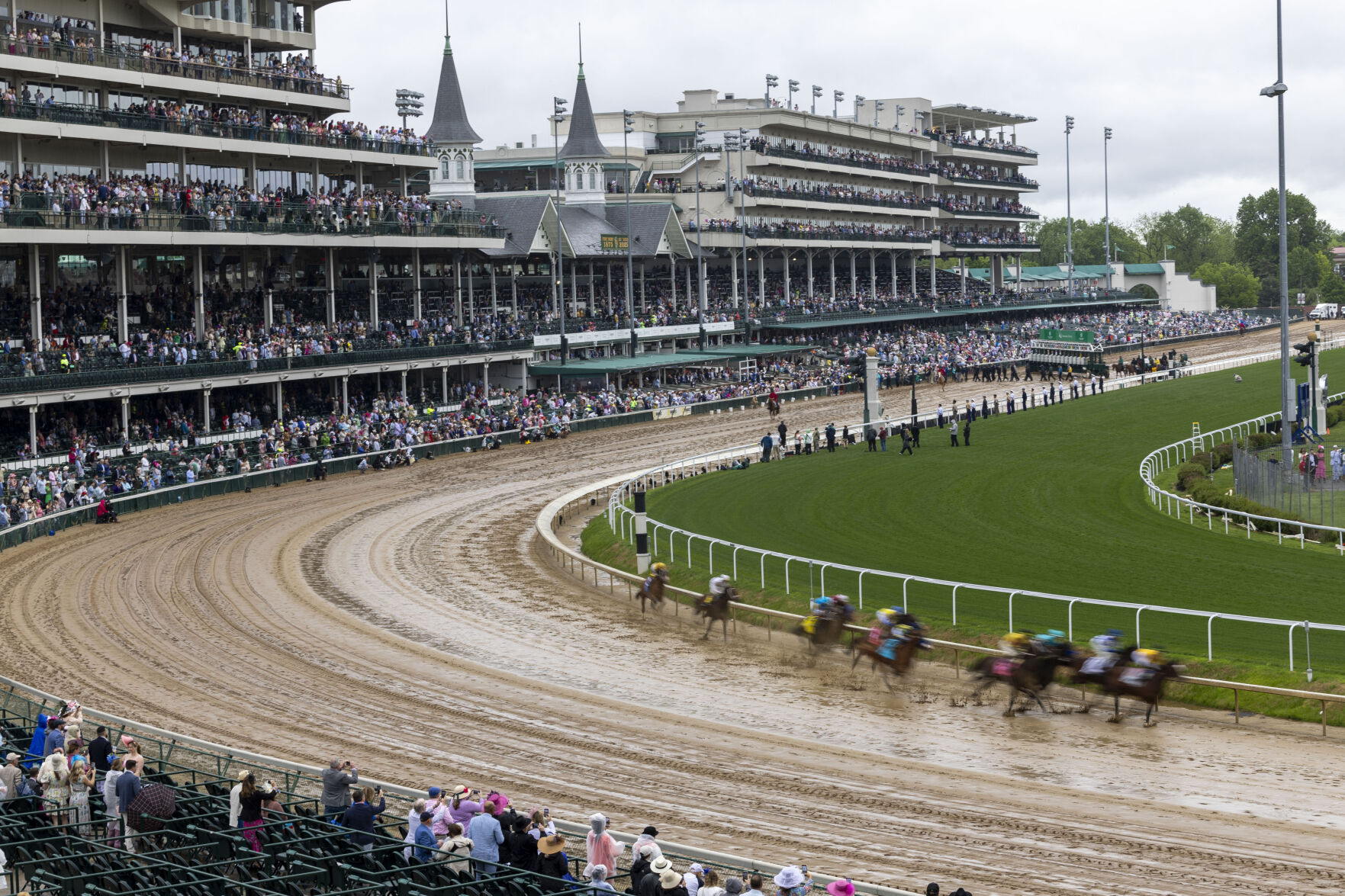 Churchill Downs hosts job fair March 14 for Kentucky Derby, Spring Meet ...