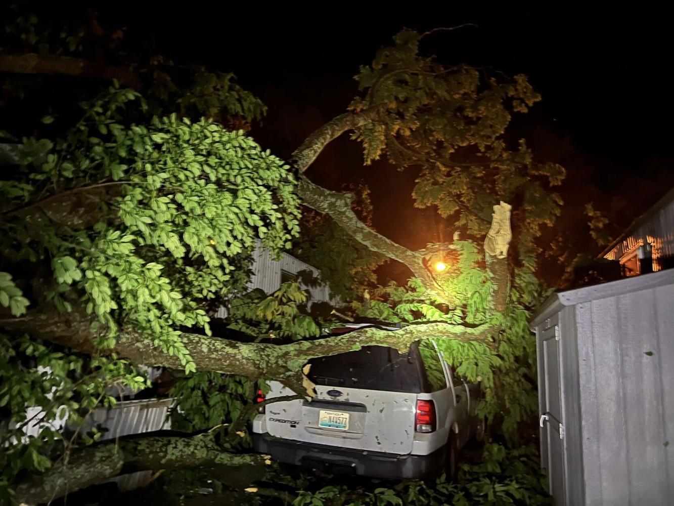 IMAGES | Damage after severe weather moves through Kentuckiana | Local ...