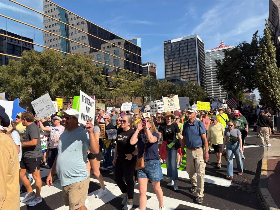 Thousands march in downtown Louisville against President Trump in 'No ...