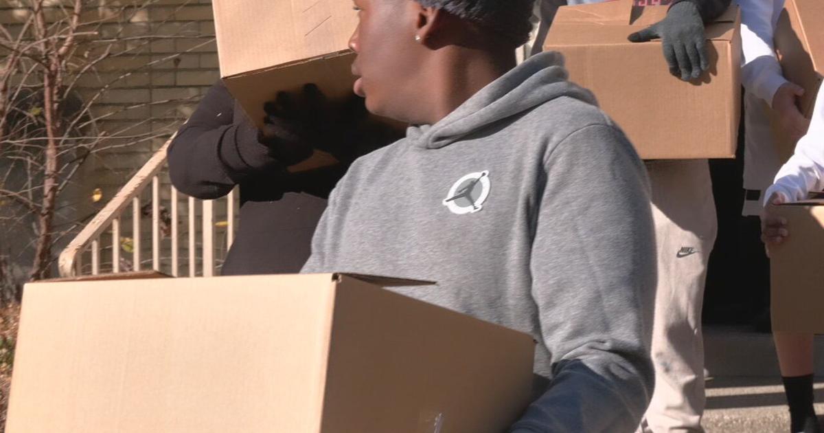 JCPS middle school gives out turkeys, Thanksgiving boxes to Smoketown ... JCPS middle school gives out turkeys, Thanksgiving boxes to Smoketown ...