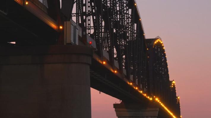 Waterfront Park's Big Four Bridge lighted in honor of victims ...