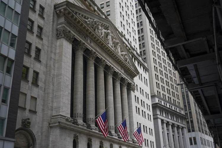 Wall Street slumps as bank and tech stocks fall | National News | wdrb.com