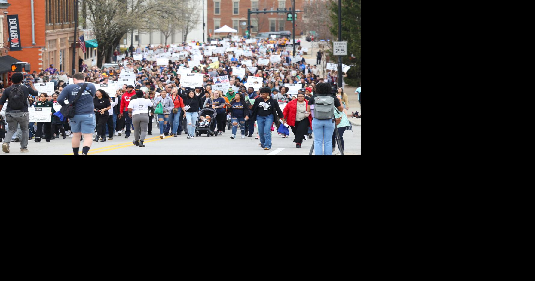 Crowd starts to move during March on Frankfort.JPG | | wdrb.com