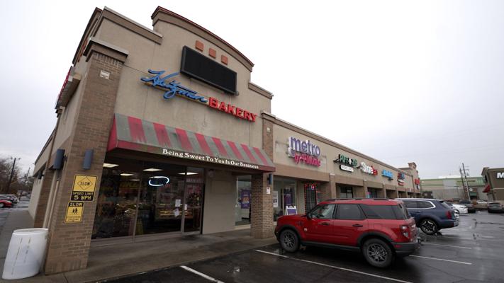 Head baker at Louisville's Heitzman Bakery churning out king cakes for ...