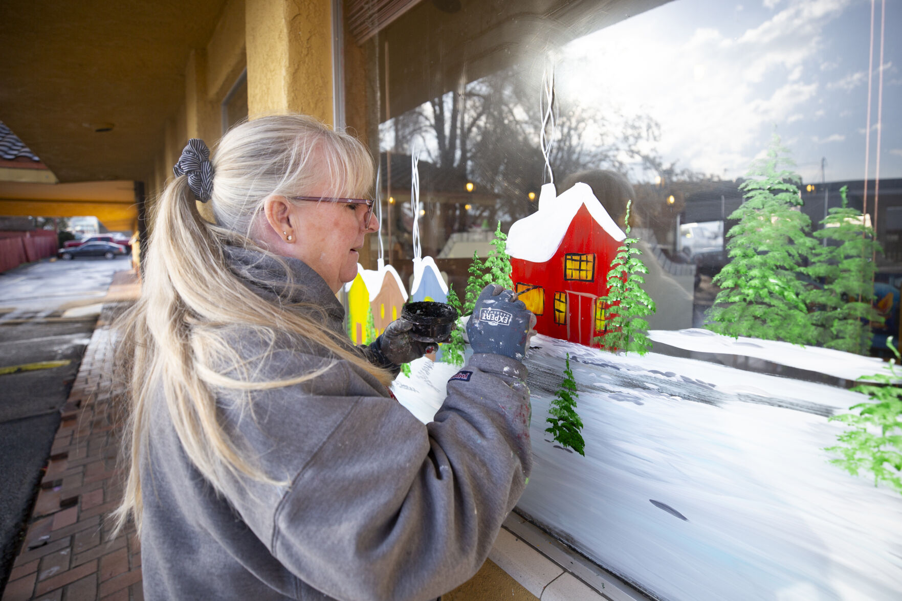 'Bob Ross of Chelan' Laurie Harding paints windows for smiles | Local ...