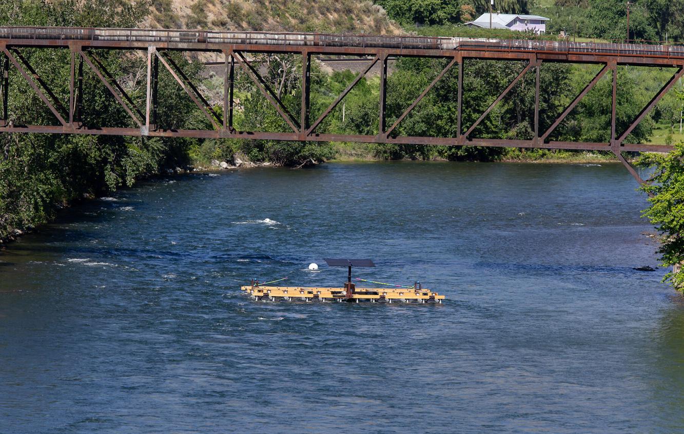 'Floaty raft' on Wenatchee River collects salmon, steelhead data | News ...