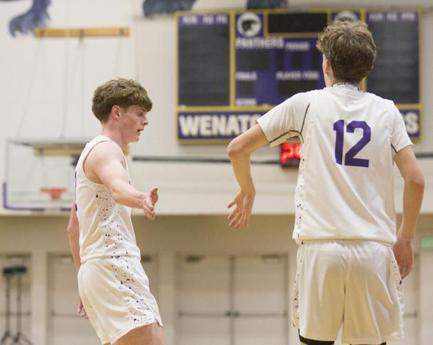 PHOTO GALLERY: Wenatchee boys basketball vs Moses Lake ...
