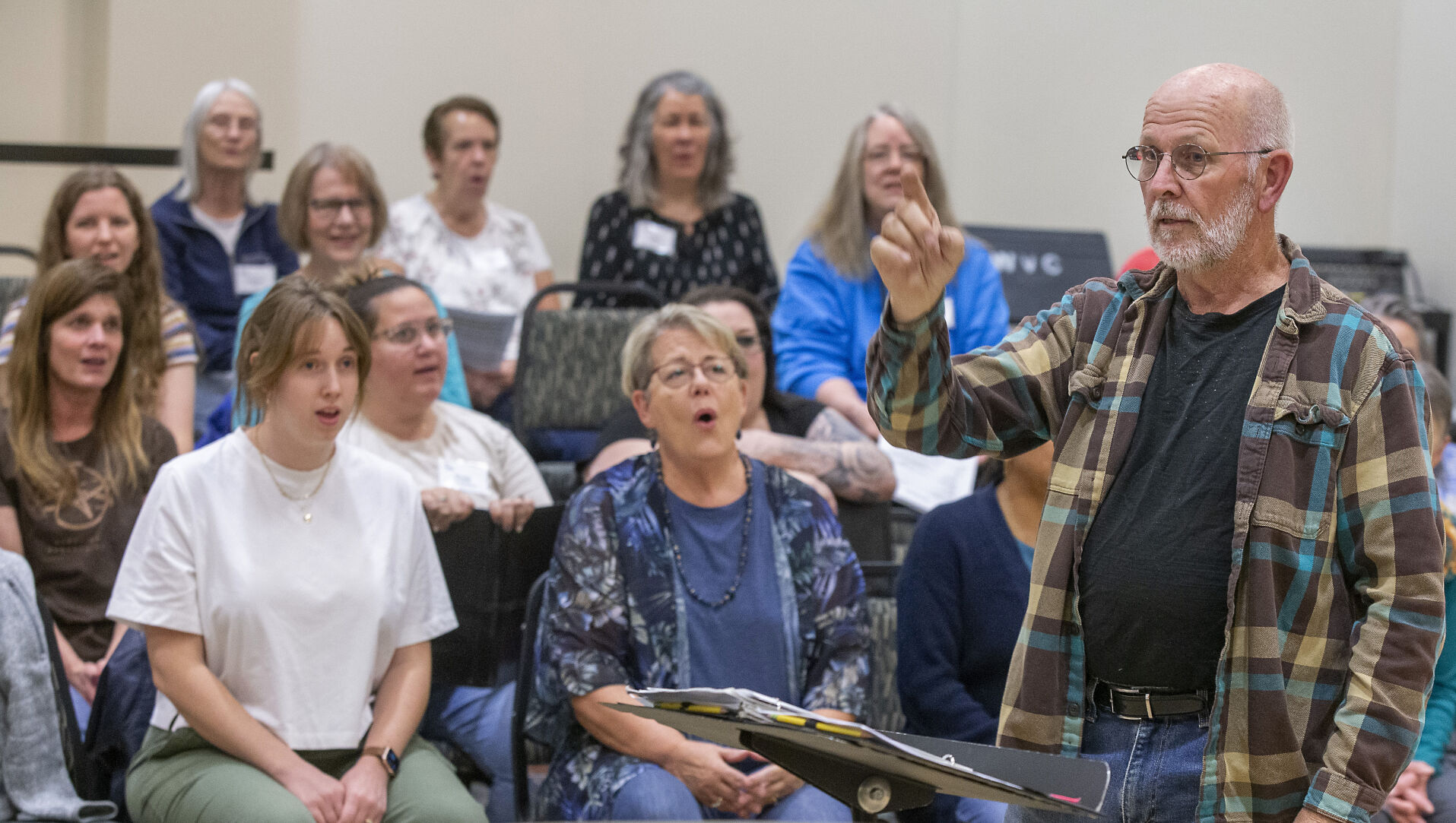 101 Wenatchee Columbia Chorale singers bring 'Good Tidings' to Numerica ...