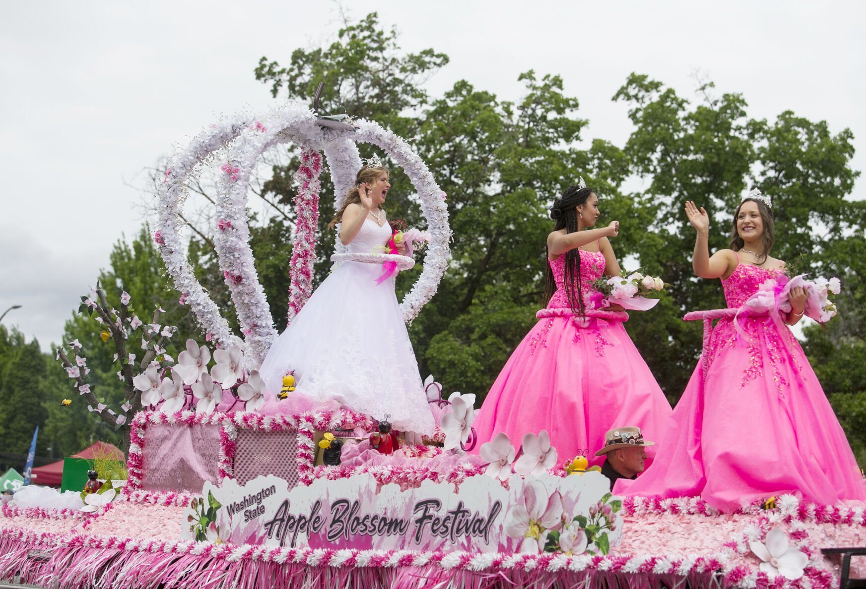 Cozy crowd has 'Best Time Ever' at grand parade | Apple Blossom ...