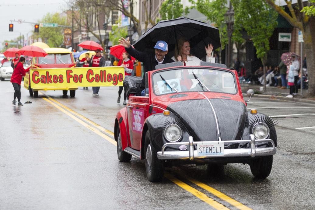 Thousands brave wet weather for Washington State Apple Blossom Festival ...