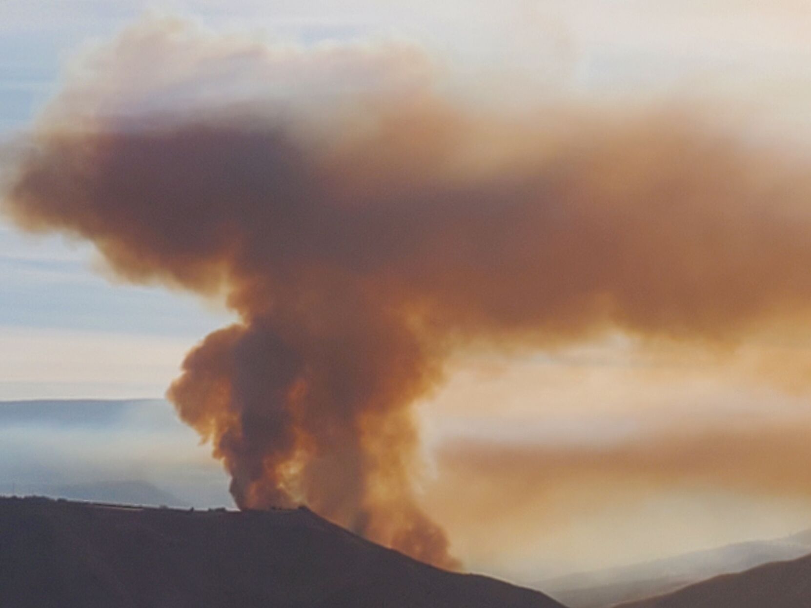Late-season wildfire scorches 200 acres below Wenatchee Heights ...