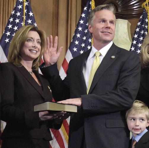 N.Y. Rep. Lee resigns over shirtless photo | | wenatcheeworld.com