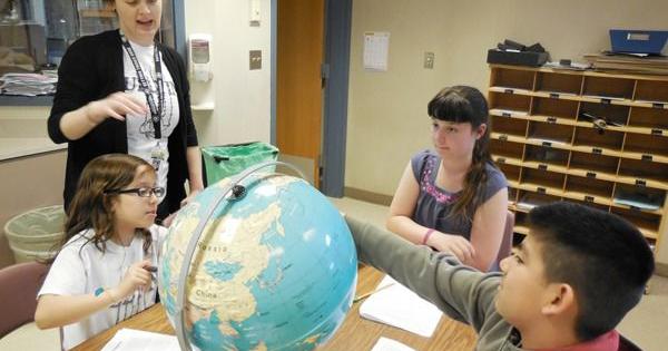 AmeriCorps volunteers lend a hand at Rock Island Elementary | News ...