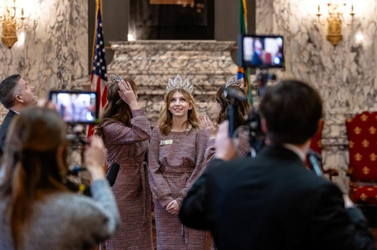 Apple Blossom royalty visit State Capitol | News | wenatcheeworld.com