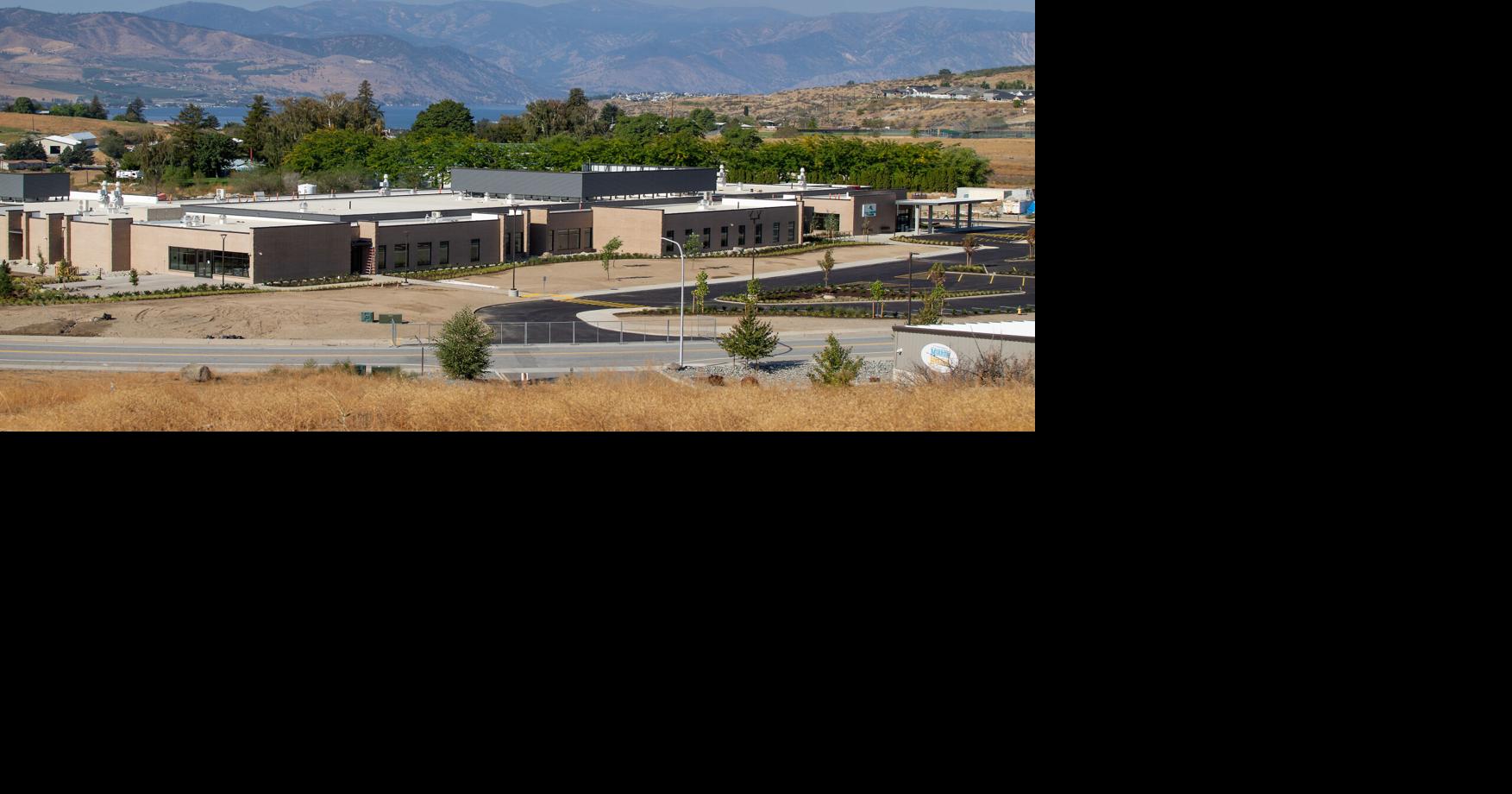 Schrier tours recently completed Chelan hospital | Local News ...