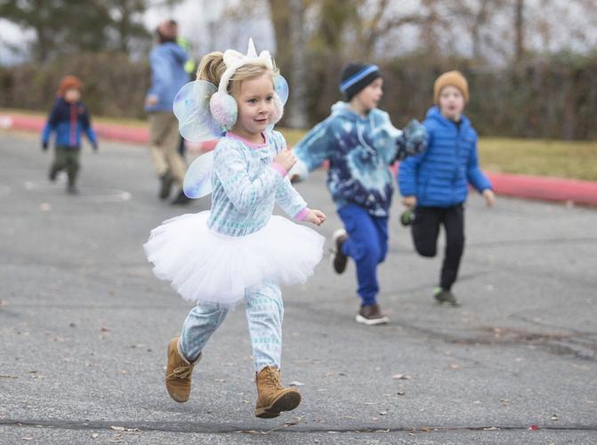 Turkey Trot gobbles up Thanksgiving morning in Wenatchee for fun ...