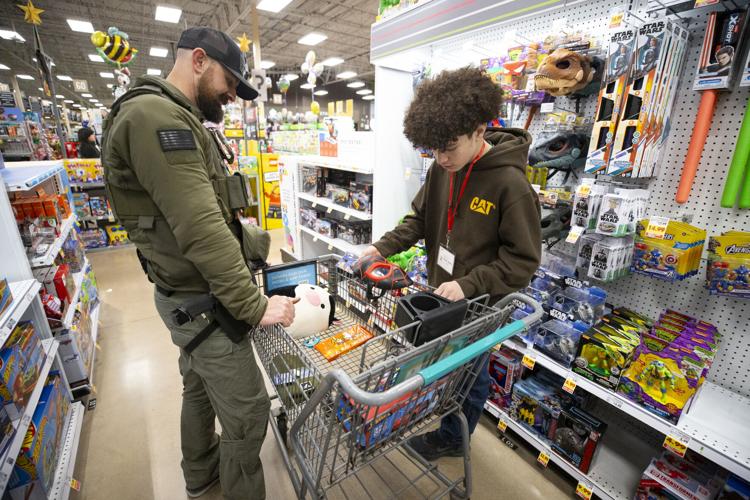 PHOTO GALLERY: "Eastmont Elves" shop with cops event | News | wenatcheeworld.com