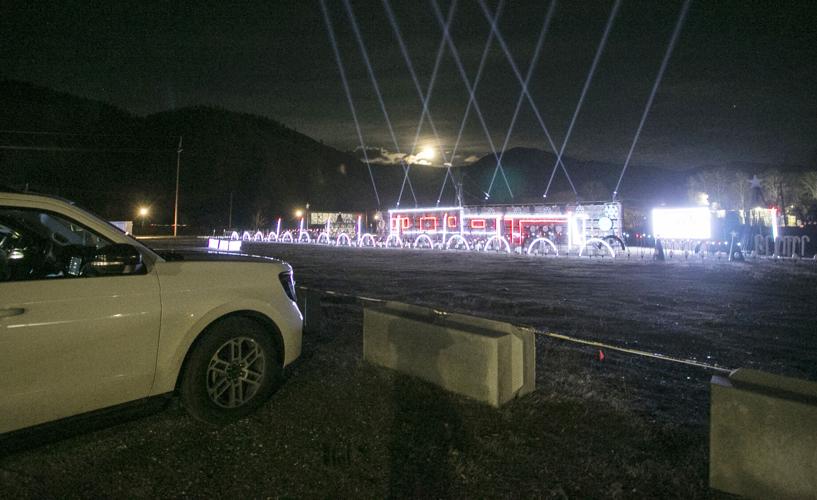 PHOTO GALLERY: Christmas In Cashmere Nelson Family Christmas Lights ...