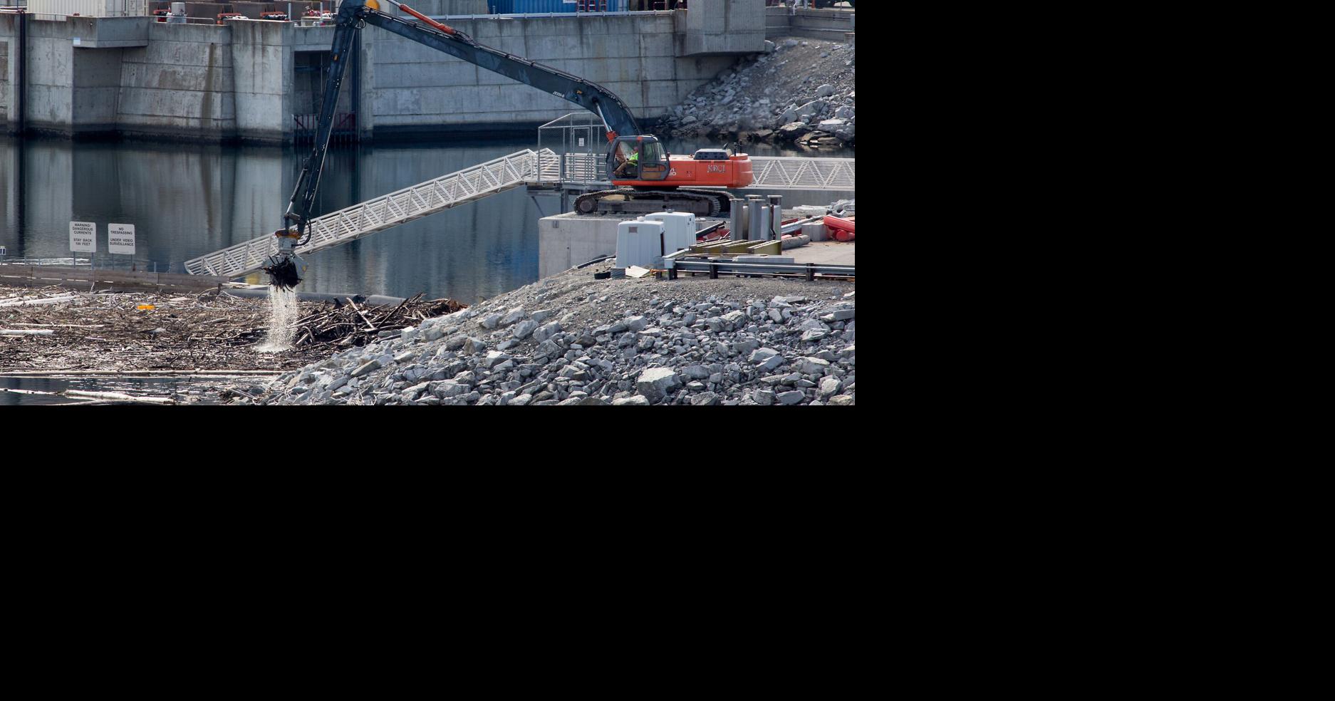Photo: Collecting trash behind Wells Dam | Local News | wenatcheeworld.com