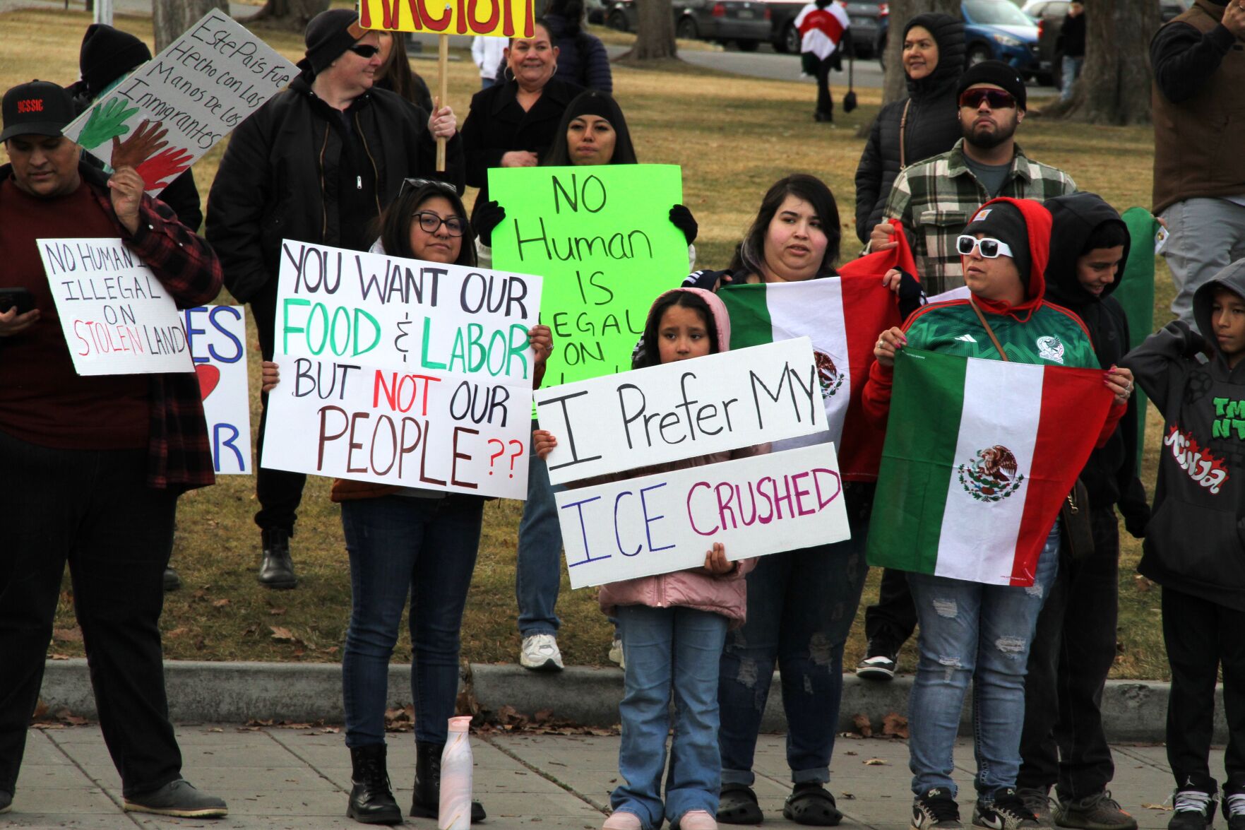 Cientos se reunen en Wenatchee para protestar contra las redadas de ICE ...