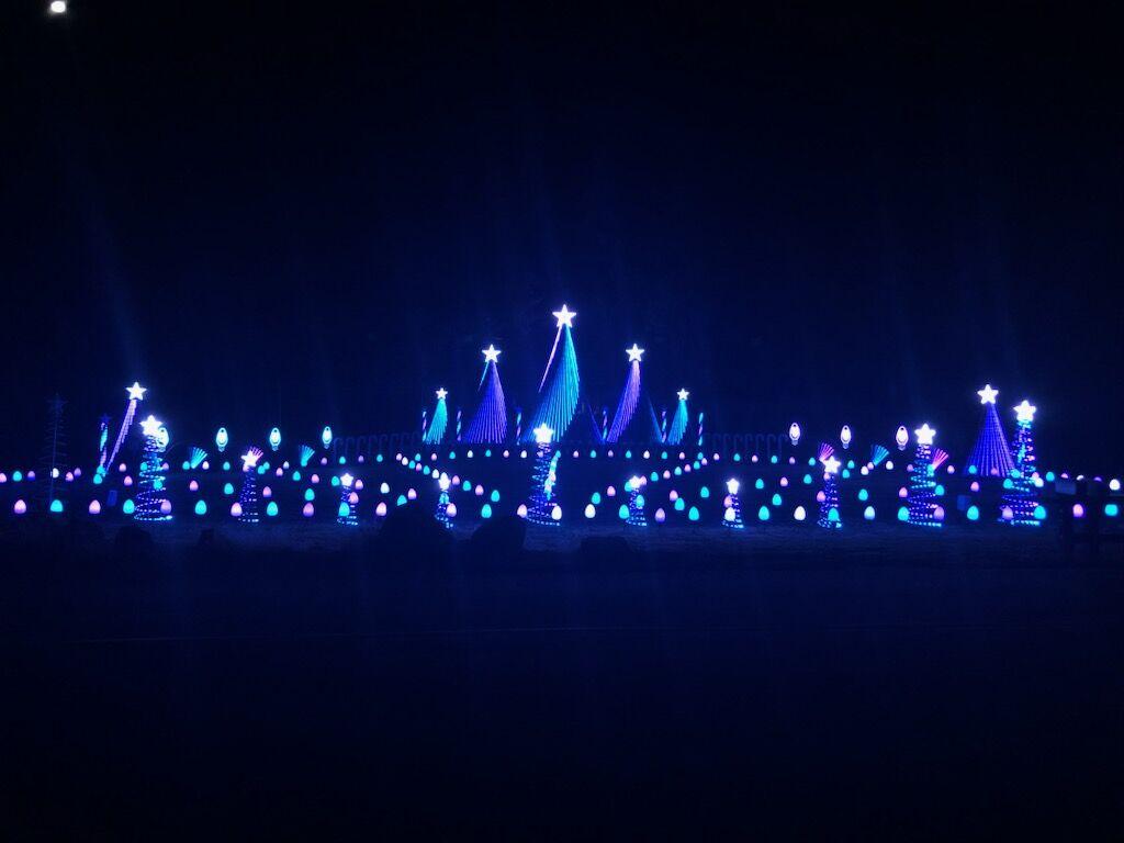 Nelson Family Lights twinkling again in East Wenatchee | Local News ...