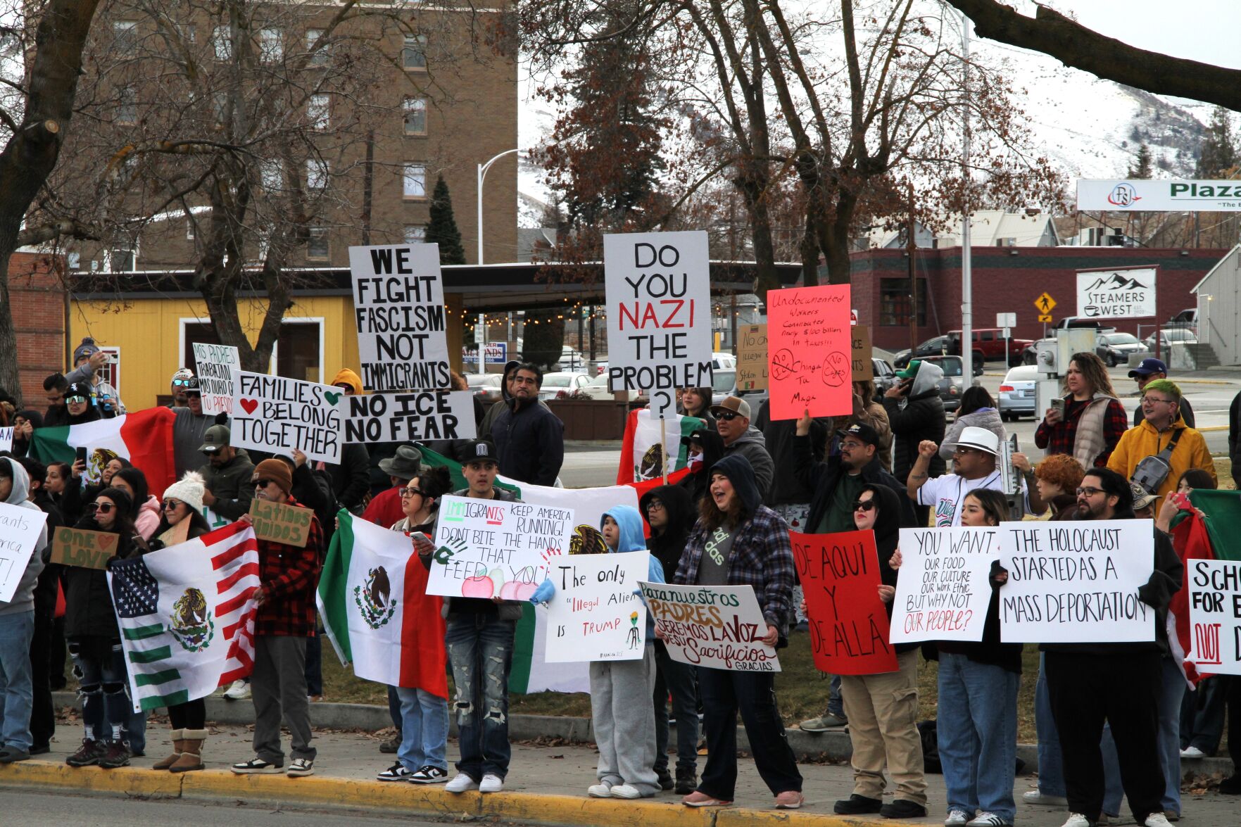 Cientos se reunen en Wenatchee para protestar contra las redadas de ICE ...