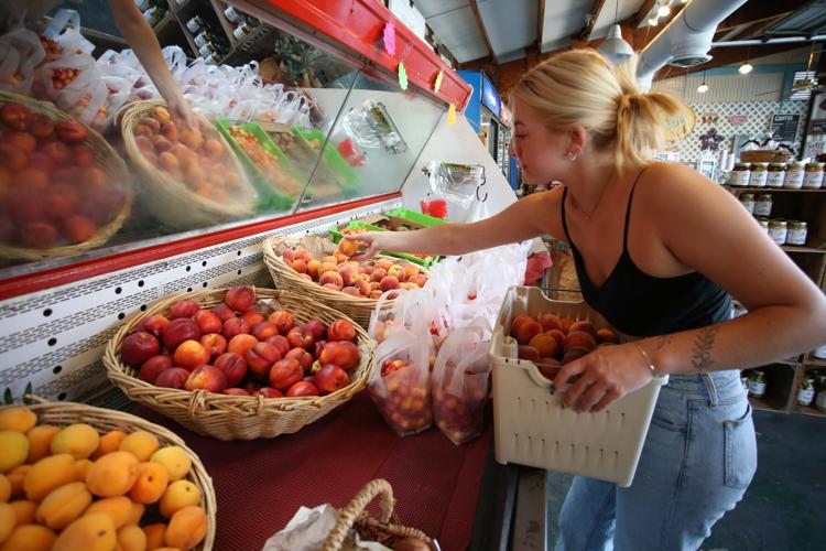 PHOTO GALLERY: Lake Entiat Fruit Stand | | wenatcheeworld.com
