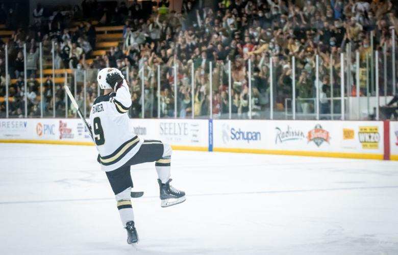 WMU hockey earns first 7-game win streak since 2000 with win over Omaha ...