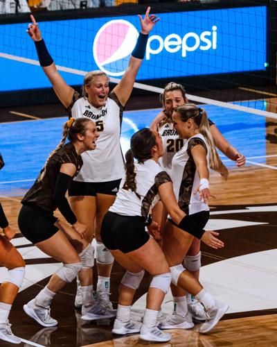 Volleyball huddle celebration | | westernherald.com