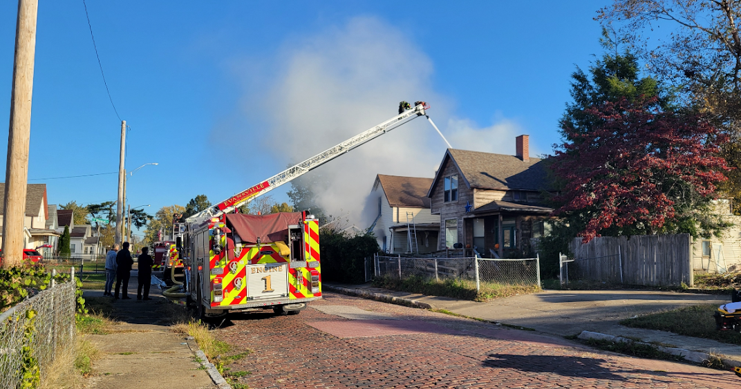Crews battle house fire in Evansville | Indiana | wevv.com