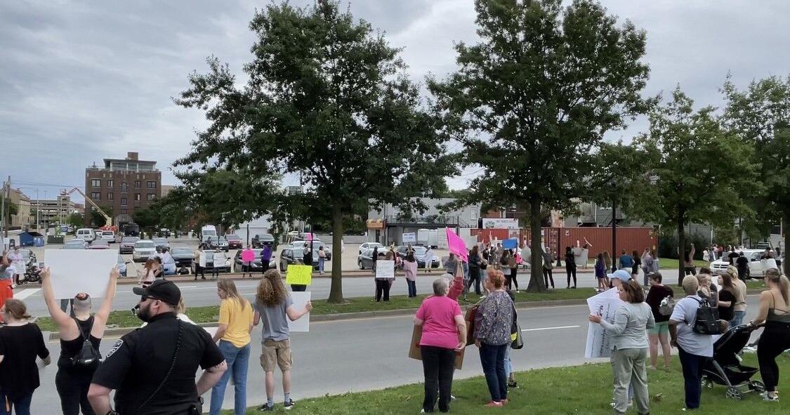Hundreds rally at Evansville riverfront for abortion rights | News ...