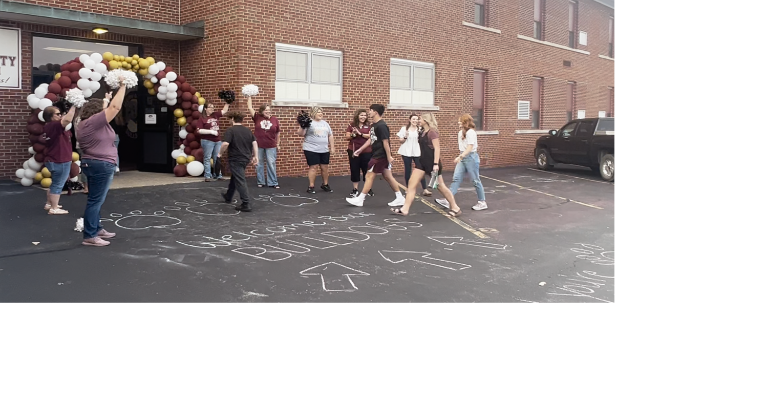 Carmi-White County High School Staff goes above and beyond decorating ...