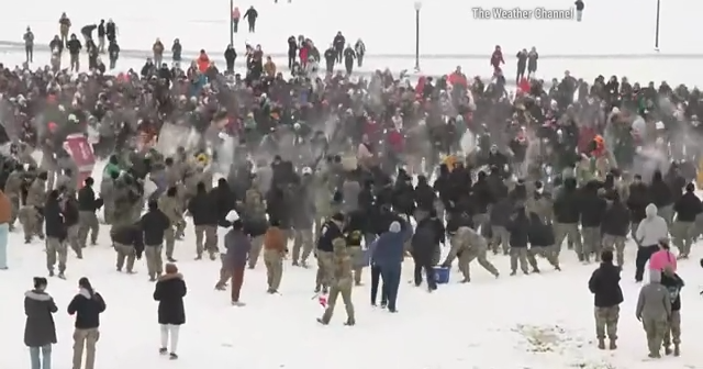 Snowball fight breaks out as Virginia Tech campus closes | Video | wevv.com