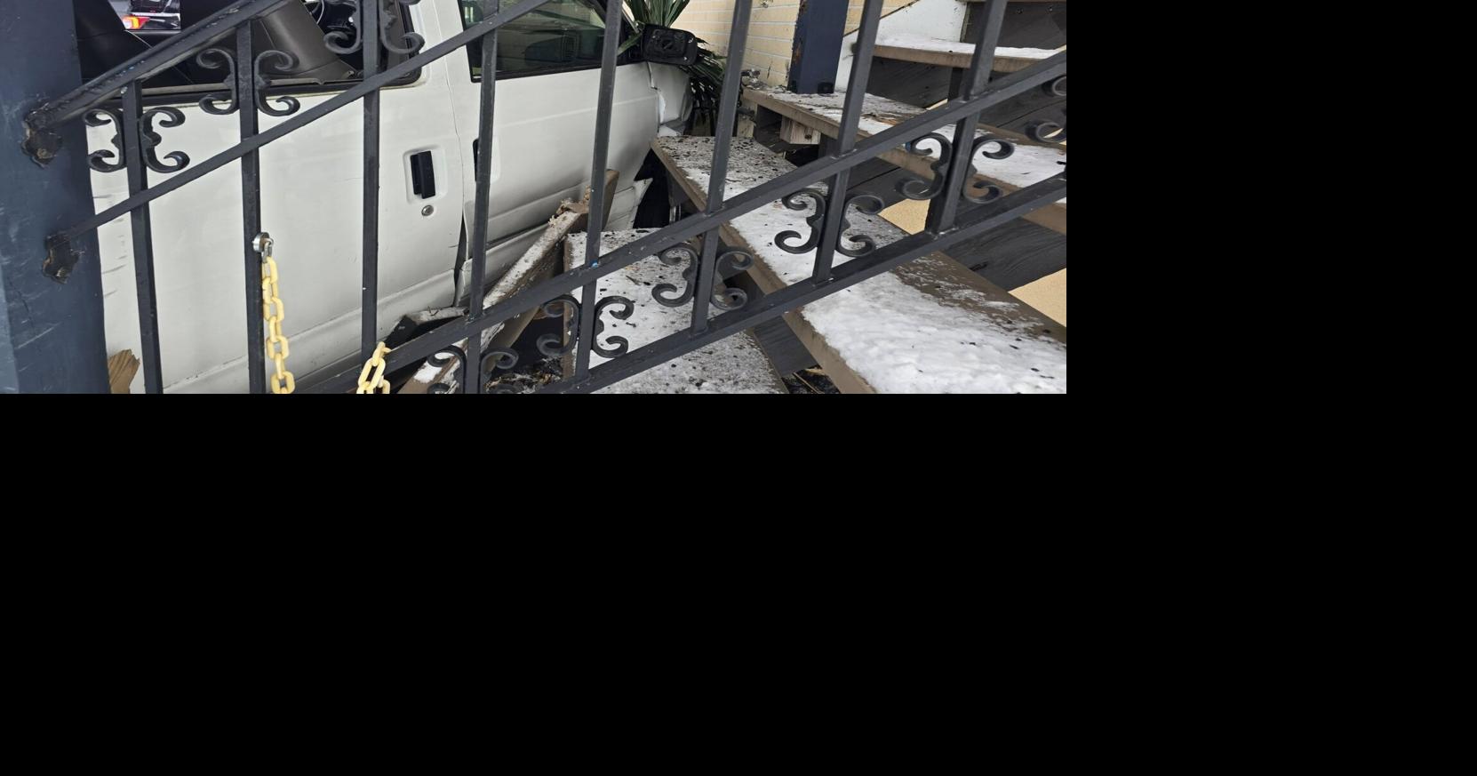 Van crashes into Newburgh restaurant | Indiana | wevv.com