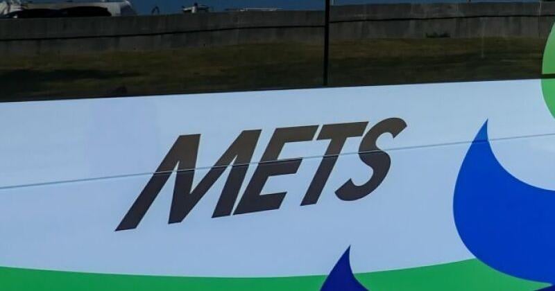 METS bus hit by pickup truck, driver leaves the scene | News | wevv.com