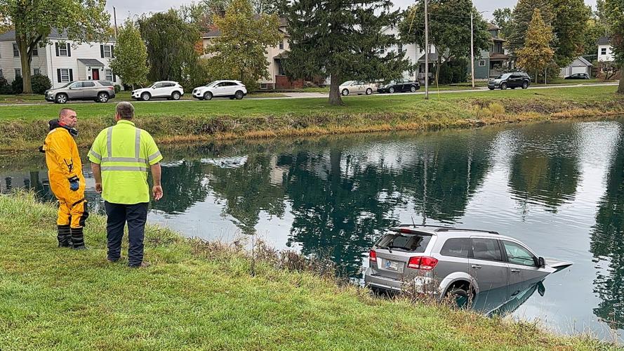 Crews work to pull car from pond at Lakeside Park | Local | wfft.com