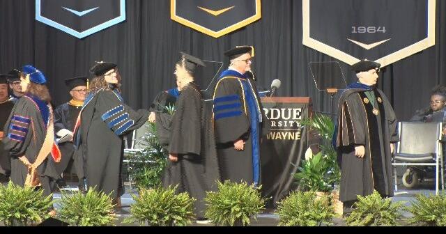 Purdue Fort Wayne students walk in first Purdue-only graduation | News ...
