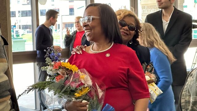 Sharon Tucker swearing-in as Fort Wayne Mayor begins at 11:30 ...