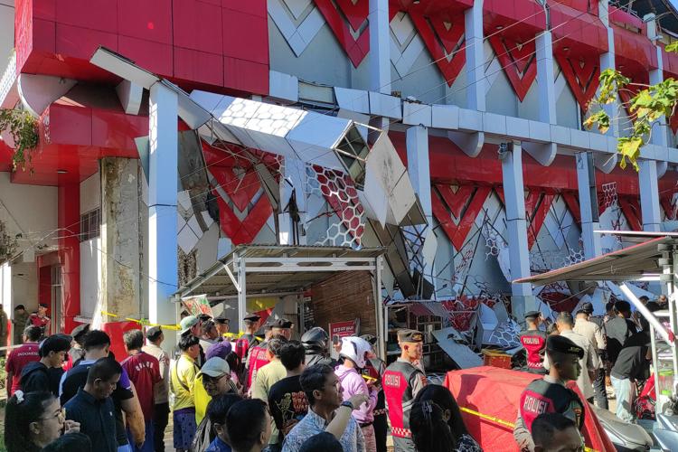 Earthquake off Indonesia topples buildings, kills 1 person and sets off ...