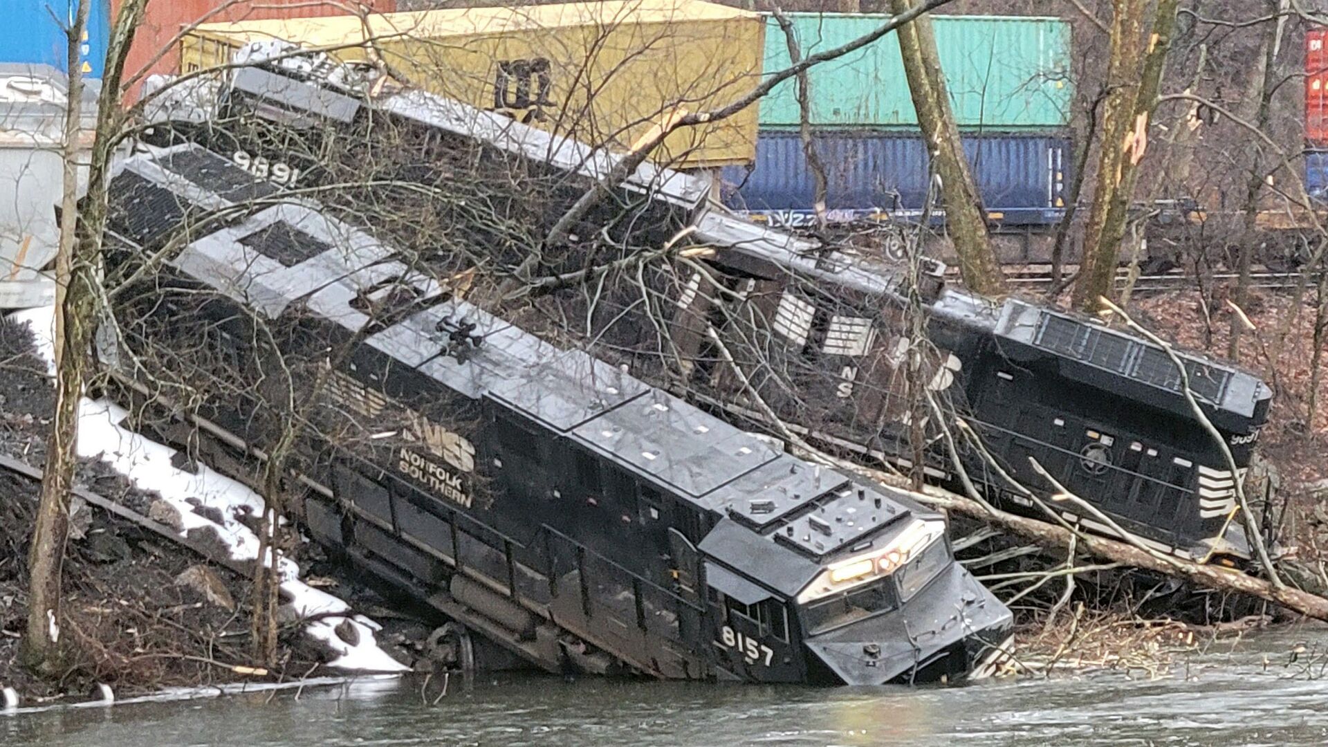 Train derails into Lehigh River; no injuries, evacuations, leaks ...