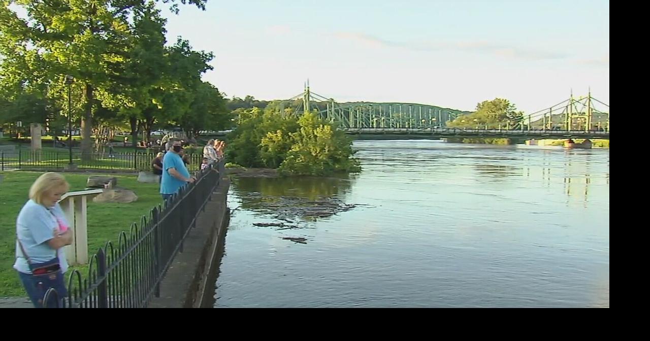 Dozens come to catch glimpse of Delaware River after waters rise ...